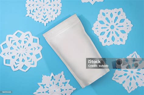 수제 눈송이와 고립 된 파란색 배경에 커피 차를 저장하기위한 종이 생태 가방의 템플릿 크리스마스와 새해 선물용 진공 포장 0명에 대한 스톡 사진 및 기타 이미지 Istock