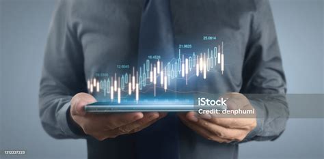 사업가 계획 그래프 성장 증가 차트 긍정적 인 지표의 그의 사업에 손에 태블릿 개념에 대한 스톡 사진 및 기타 이미지 개념 금융 남자 Istock