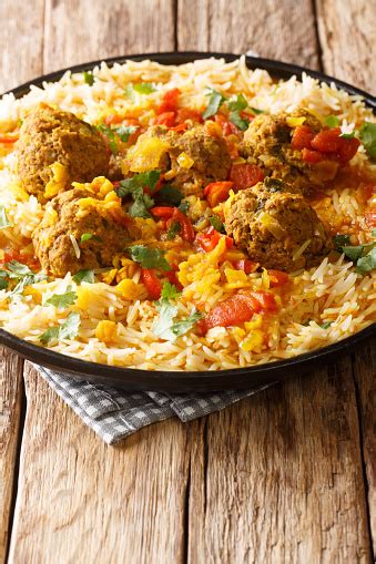 코프타 샬로는 미트볼과 흰 쌀로 구성된 전통 아프가니스탄 요리입니다 수직 가루로 빻은에 대한 스톡 사진 및 기타 이미지 Istock