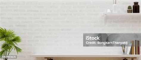 흰색 벽돌 벽 위에 현대 작업 테이블에 몽타주를위한 공간을 복사합니다 사무실에 대한 스톡 사진 및 기타 이미지 사무실 벽 식물 Istock