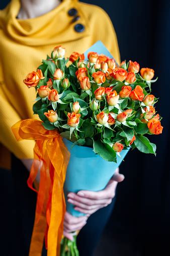 검은 배경에 파란색 포장에 작은 장미의 꽃다발여자 여성의 날 컨셉 3월에 대한 스톡 사진 및 기타 이미지 3월 가린 얼굴 갈색 머리 Istock