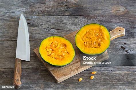 미나리아재비 스쿼시 얇게 썬 영업중 On 전원주의 배경기술 0명에 대한 스톡 사진 및 기타 이미지 0명 건강한 식생활 겨울 스쿼시 Istock