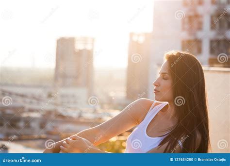 Милый портрет профиля девушки города на Backlight захода солнца наверху Стоковое Фото