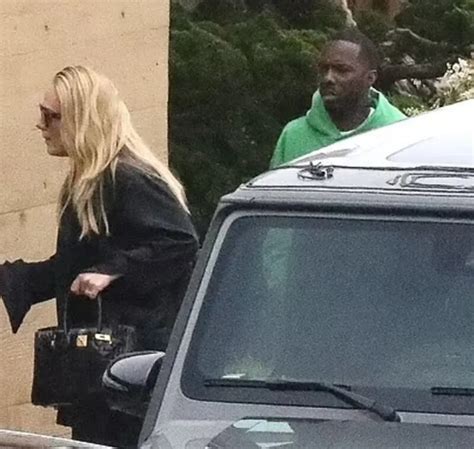 «her Smile Returned To Her Face Adele Was Caught By The Paparazzi With Her New Lover