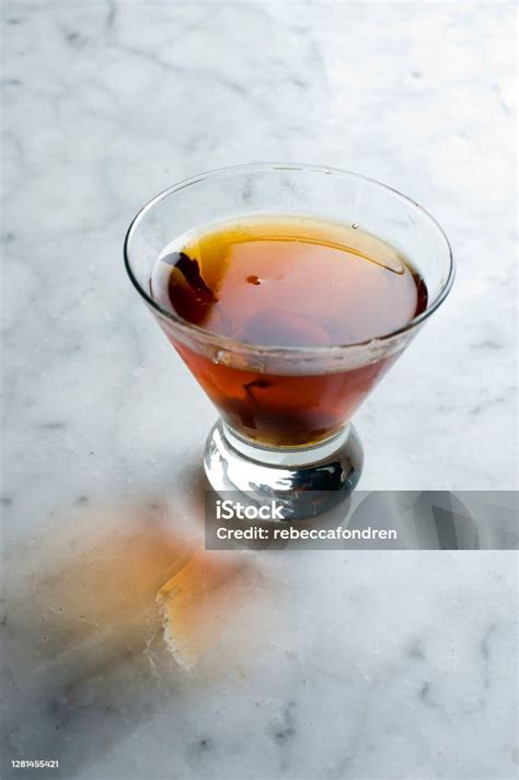 구식 칵테일 구식 클래식 칵테일 럼주 진 보드카 럼 또는 위스키와 민트 라임 주스 설탕 소다 물과 혼합한 알코올 음료는 라임과 체리로 장식됩니다 클래식 아메리칸 바 음료 0