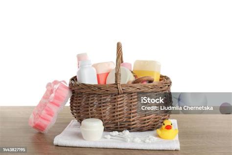 다양한 아기 화장품 목욕 액세서리 및 흰색 배경에 나무 테이블에 장난감으로 가득한 고리 버들 바구니 0명에 대한 스톡 사진 및 기타 이미지 Istock