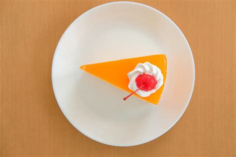 체리와 휘 핑 크림 오렌지 케이크입니다 맛 있는 디저트 맛 있는 수 제 빵집 상위 뷰 0명에 대한 스톡 사진 및 기타 이미지 0명 거품 내기 건강한 식생활 Istock