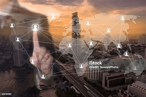 실업가와 대도시의 배경 흐리게 소셜 네트워크 아이콘을 누르면 그의 손가락을 사용 하 여 개념에 대한 스톡 사진 및 기타 이미지 개념 개념과 주제 건축물 Istock