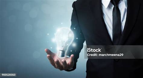 창의성 기술 혁신 또는 미래의 개념 전구를 들고 사업에 있는 성공에 새로운 비즈니스의 힘 개념에 대한 스톡 사진 및 기타 이미지 Istock