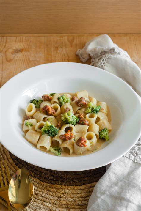Mezze Maniche Con Crema Di Cannellini Salsiccia E Broccoli Blog