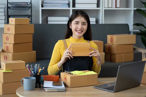 중소기업 소상공인이 방에서 일하면서 소포 상자를 들고 고객을 위한 제품을 준비하고 있다 Po에 대한 스톡 사진 및 기타 이미지