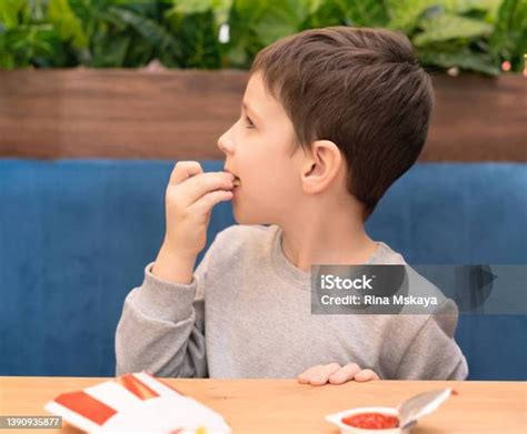 카페에서 케첩으로 프렌치 프라이를 먹는 어린 소년 정크 푸드 건강에 해로운 식생활 개념 먹기에 대한 스톡 사진 및 기타 이미지 먹기 소년 한 명의 소년만 Istock