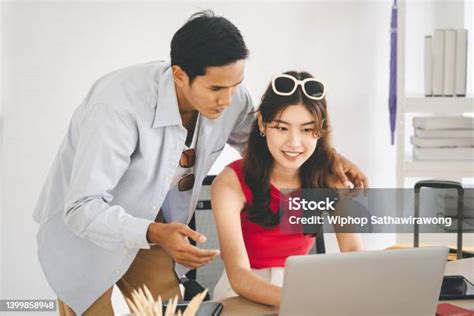 여행을 위해 노트북 검색 장소를 사용하는 젊은 성인 동남 아시아 커플 20 24세에 대한 스톡 사진 및 기타 이미지 20 24세 25 29세 2명 Istock