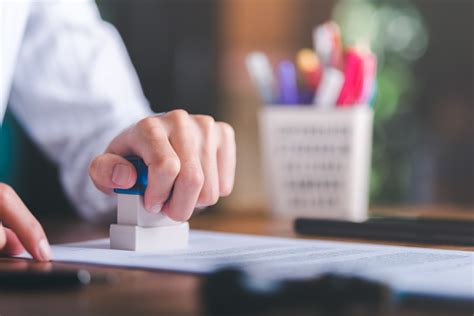 사업가는 비즈니스 문서 및 계약을 확인하고 관리하며 계약 문서 확인 또는 보증 인증서 승인 스탬프의 비즈니스 계약 승인에 서명합니다 권위에 대한 스톡 사진 및 기타 이미지