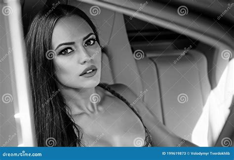 Mujeres Sexys Enfrentan Un Auto De Lujo Retrato De Una Joven De Moda Glamurosa Sexy Con Pelo