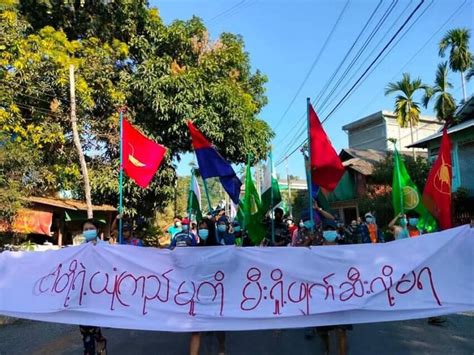 ငါတို့ရဲ့ယုံကြည်မှုကို မီးရှို့ဖျက်ဆီးလို့မရ စာတန်း ကိုင်ဆောင်ကာ လောင်းလုံး တော်လှန်လူငယ်များ