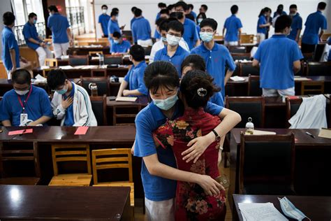 2020高考前最后一课 武汉高三学子与老师拥抱告别