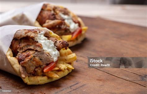 자이로 피타 샤 왈 마 테이크 멀리 길거리 음식 전통적인 그리스 터키어 나무 테이블에 고기 음식 기로스 음식에 대한 스톡 사진 및 기타 이미지 Istock