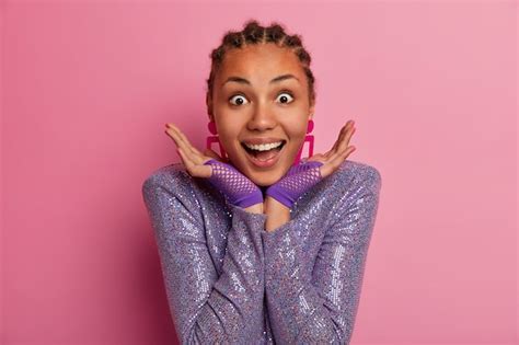 Крупным планом молодая привлекательная и харизматичная женщина изолирована Бесплатно Фото