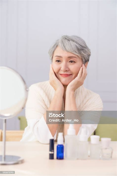 회색 머리의 노인 여성의 클로즈업 사진 스킨 케어 및 메이크업 60 69세에 대한 스톡 사진 및 기타 이미지 60 69세 거울 건강한 생활방식 Istock