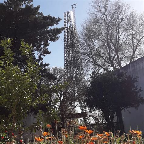 El Hombre Que Construye Una Réplica De La Torre Eiffel En El Patio De