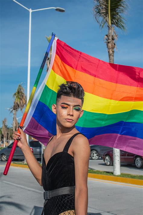 Id Lgbtq 그림자 남자 다양성 다채로운 대담한 대조 독립 무지개 깃발 미니멀리스트 생생한 서 있는 선명한 성별 속옷 실루엣 야외에서