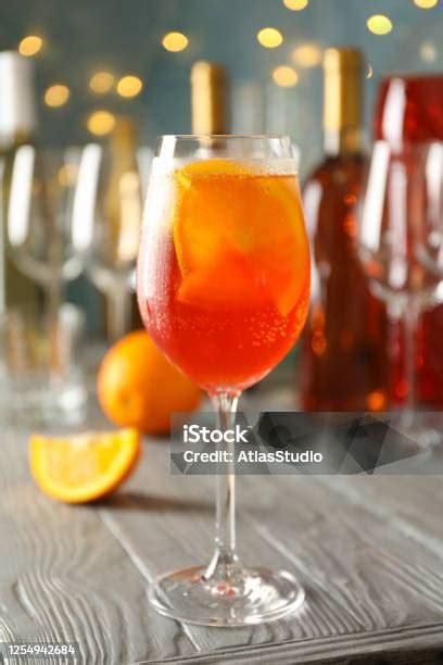 아페롤 스프리츠 칵테일과 흐린 조명이 있는 컴포지션 여름 음료 0명에 대한 스톡 사진 및 기타 이미지 0명 과일 디자인