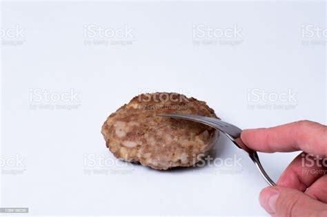 손으로 흰색 배경에 고립 된 흰색 접시에 조리 된 고기 패티 위에 포크를 잡고 닫고 공간을 복사 0명에 대한 스톡 사진 및 기타 이미지 Istock