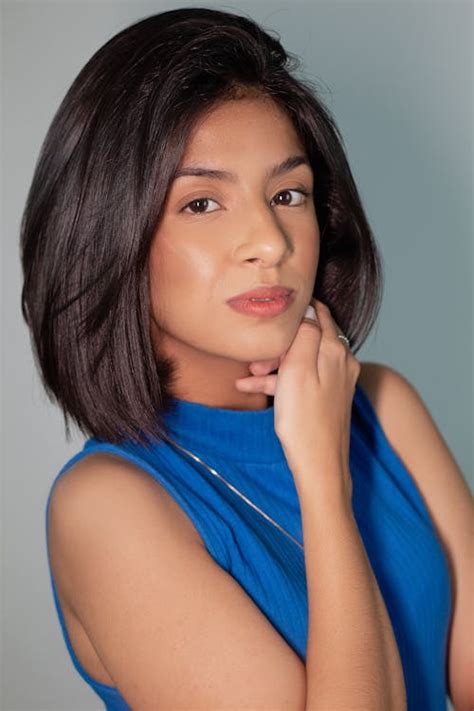 갈색 머리 노란색 배경 모델 빨간 드레스 수직 쐈어 스타일 스튜디오 촬영 앉아 있는 여성 젊은 컨템포러리 패션 포즈를 취하는 하이힐 현대적인에 관한