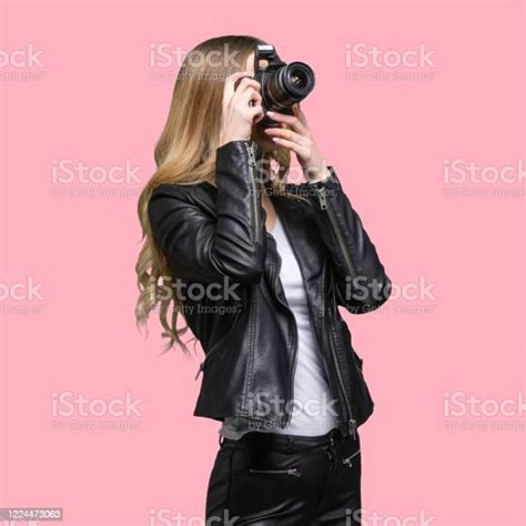 티셔츠를 입고 카메라를 들고 유색 배경 앞에 서있는 백인 여성 사진 20 24세에 대한 스톡 사진 및 기타 이미지 20 24세 20 29세 T 셔츠 Istock