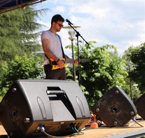 ზესტაფონის ზესტაფონის მერმა მე 12 კლასელებს სკოლის დამთავრება მიულოცა ბოლო ზარის