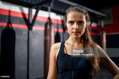 완벽한 근육질의 몸매를 가진 아름다운 운동 여성의 초상화가 체육관 센터에서 카메라를 보입니다 건강한 라이프 스타일 보디 빌딩 피트니스에서 운동 신체 훈련 및 운동 개념 낮은