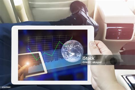 손을 잡고 태블릿 인터넷 사용 하 여 큰 데이터는 차에 어디서 나 월드 와이드 웹에 연결 이미지 Nasa에서 제공한 지구입니다 개념에 대한 스톡 사진 및 기타 이미지