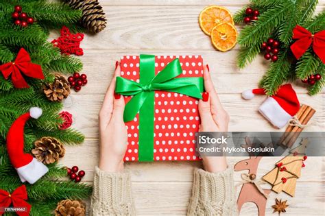 축제 나무 배경에 그녀의 손에 선물 상자를 들고 여자의 상단보기 전나무 나무와 크리스마스 장식 새해 시간 컨셉 Diy에 대한 스톡 사진 및 기타 이미지 Istock