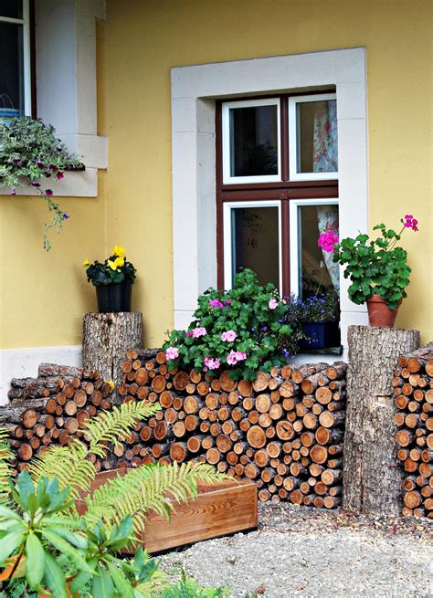 무료 이미지 자연 목재 꽃 창문 벽 현관 시골집 뒤뜰 장작 정원 열 데코 안마당 스톡 코스 재산 층 플로리스트 리 깍는 빗 쌓아 올린