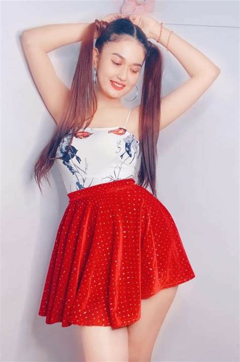 ဘာဘီရုပ်လေးလို ထင်မှတ်ရလောက်အောင် ဂါဝန်လေးဝတ်ပြီး အသည်းယားစရာကောင