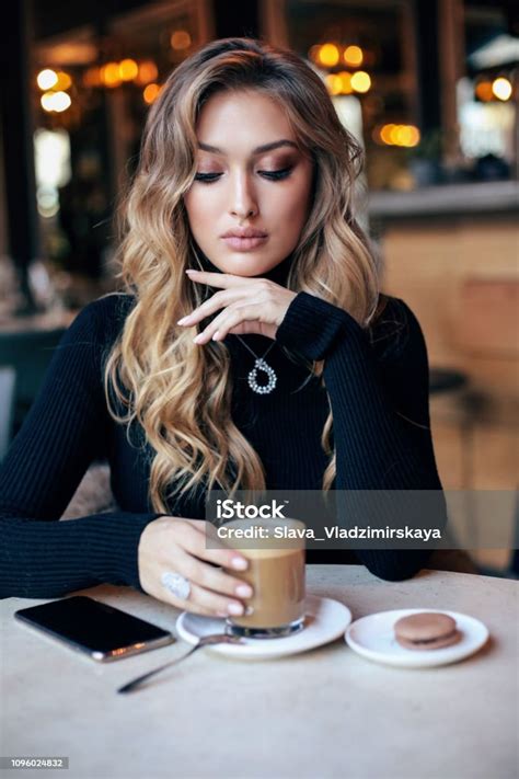 카페에서 커피를 마시는 고급 스러운 모피 코트에 금발 머리를 가진 아름 다운 여자 개인 장식품에 대한 스톡 사진 및 기타 이미지 개인 장식품 관능 귀걸이 Istock