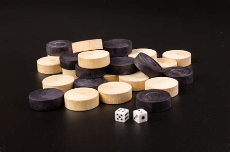 주사위 보드 게임 칠판에 흰색 큐브와 칩 주사위 놀이 보드 게임에 주사위 선택적 초점 레저 게임 0명에 대한 스톡 사진 및 기타 이미지 Istock