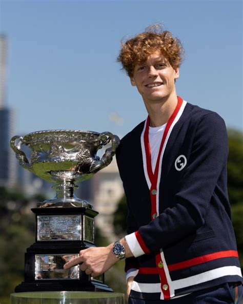 Новият крал на Мелбърн: шампионската фотосесия на Яник Синер – TennisKafe