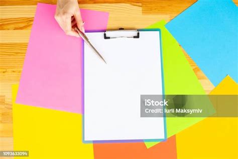 사무실 손을 잡고 흰색 종이와 펜 나무 테이블의 배경색에 폴더 Copyspace입니다 텍스트에 대 한 장소 간판에 대한 스톡 사진 및 기타 이미지 Istock