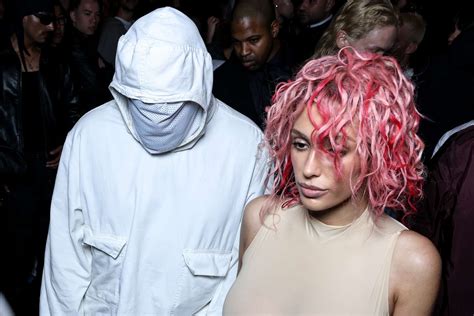 Bianca Censori Y Kanye West Sorprenden Con Un Traje De Apicultor Y Un