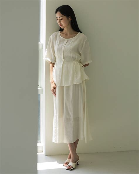 빅사이즈쇼핑몰 마리앙플러스 플러스사이즈 ⠀ 단벌 착용에도 완성도 높은 룩을 연출하는 제작 원피스입니다 라인감 없이 여유로운 실루엣으로 체형을 커버해 전혀 부담이