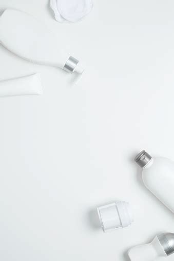 흰색 바탕에 화장품 미용 제품 브랜딩 모형이 있는 병과 튜브 피부 관리와 아름다움 개념 평면도 평면도 복사 공간 0명에 대한 스톡 사진 및 기타 이미지 Istock