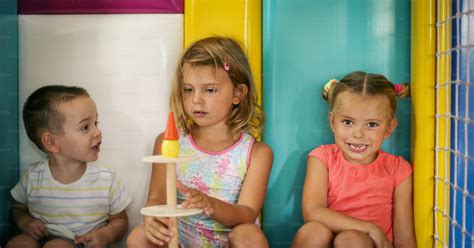 놀이터에 있는 아이들 장난감을 가지고 노는 세 아이 사진 Unsplash의 세르비아 이미지