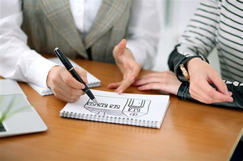 젊은 비즈니스 여자 디자이너 논의 아키텍처 프로젝트 사무실에 클라이언트와 성공적인 시작 비즈니스 개념입니다 갈색 머리에 대한