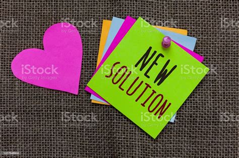 필기 텍스트 새로운 솔루션입니다 개념 문제 종이 노트 중요 한 알림 로맨틱 사랑 스러운 메시지에 황 마 배경 현대 혁신 최신