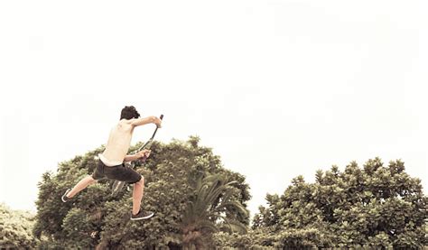 스케이트 공원에서 연습 하는 스케이터 소년 킥 스쿠터와 점프 스케이터 소년 킥 스쿠터와 여름 휴가를 즐길 수 있습니다 재미와 건강을 위해 스케이트 보드 청소년 라이프