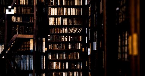 책장에 있는 책 사진 Unsplash의 무료 책 이미지