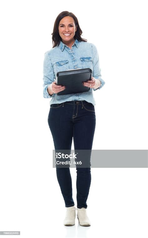 전체 길이정면 보기카메라1 인용 성인 아름 다운 갈색 머리긴 머리 백인 여성중견 성인 여성중견 성인 서 단추 다운 셔츠셔츠청바지바지 40 44세에 대한 스톡 사진 및 기타