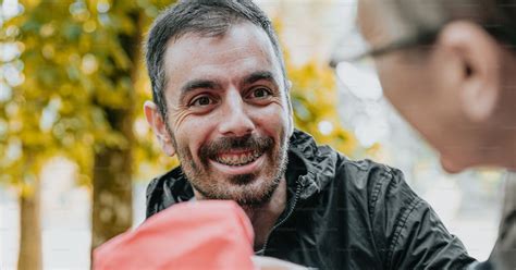 Un Homme Assis Par Terre Caressant Un Chien Photo Mode De Vie Photo Sur Unsplash